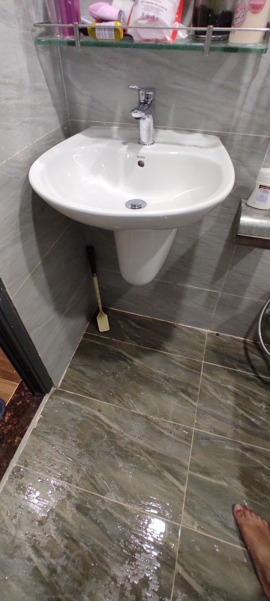 Chậu rửa Lavabo TOTO chân lửng LHT300CR