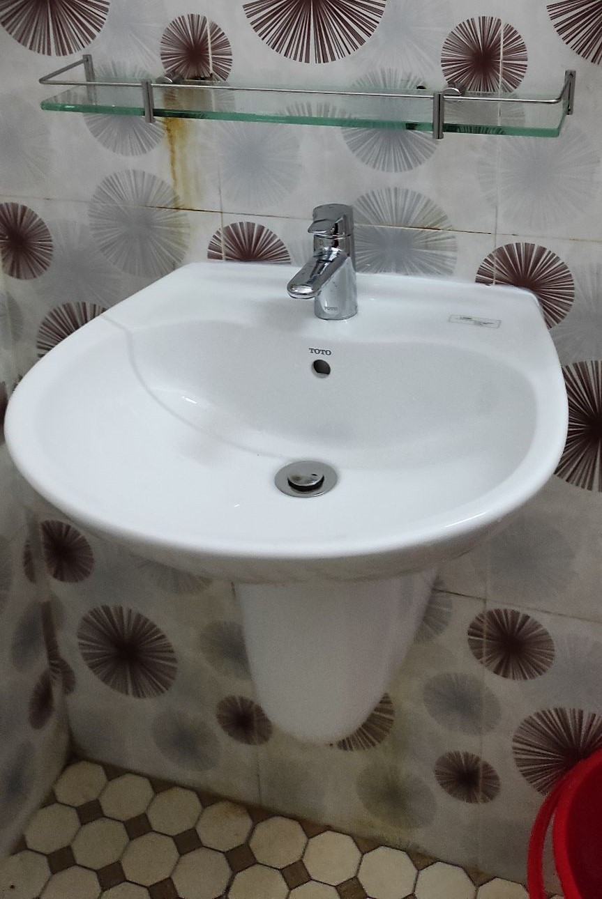 Chậu rửa Lavabo TOTO treo tường chân lửng LHT300CR ƯU ĐÃI 01/2024