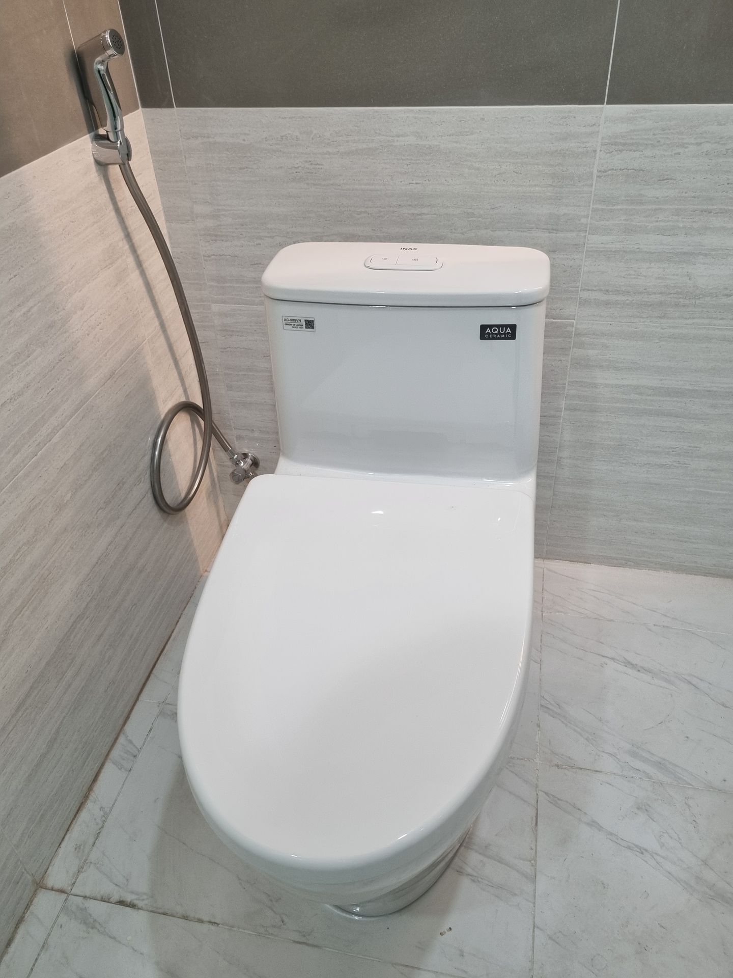 Bồn cầu INAX 1 khối AC-989VN (AC989VN) nắp đóng êm