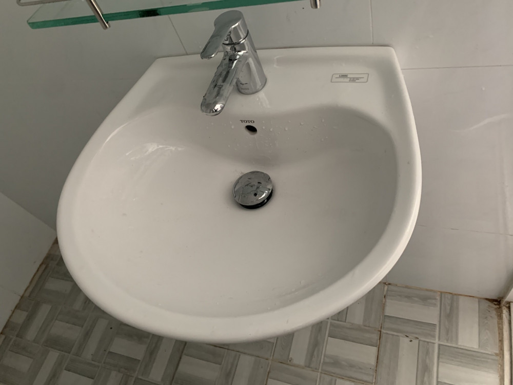 Chậu rửa Lavabo TOTO treo tường chân lửng LHT300CR ƯU ĐÃI 01/2024