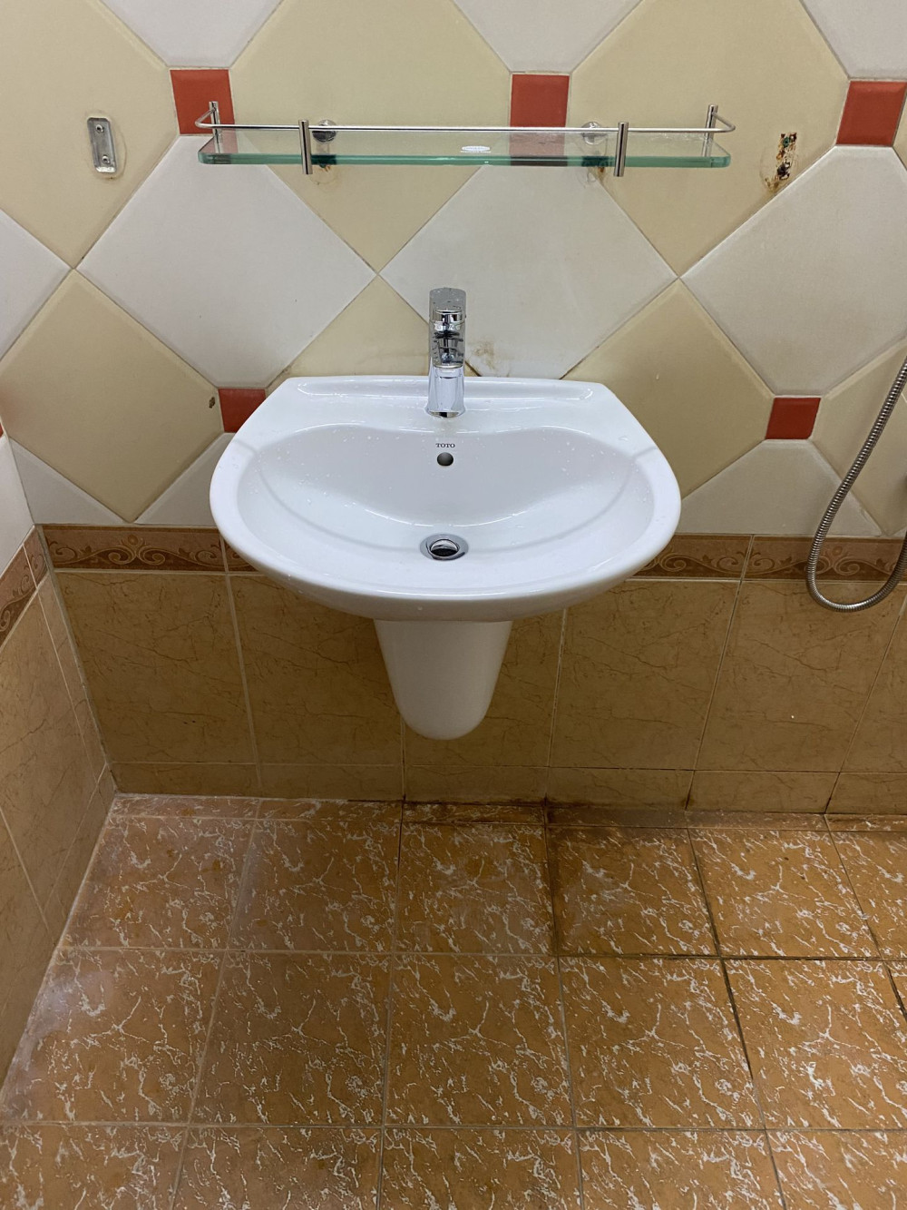 Chậu rửa Lavabo TOTO treo tường chân lửng LHT300CR ƯU ĐÃI 08/2024