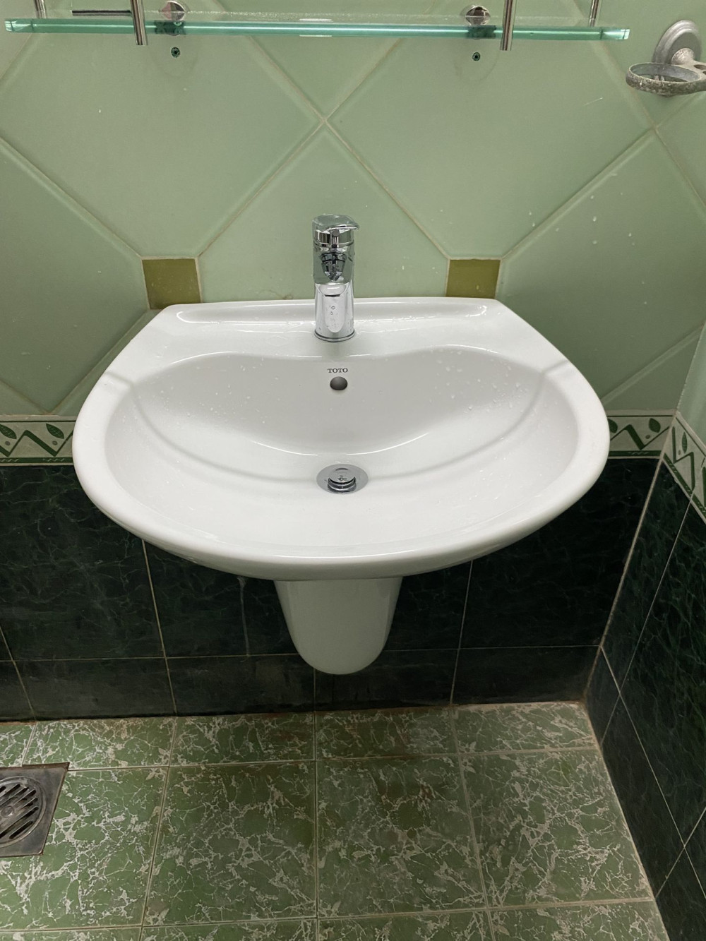 Chậu rửa Lavabo TOTO treo tường chân lửng LHT300CR ƯU ĐÃI 08/2024