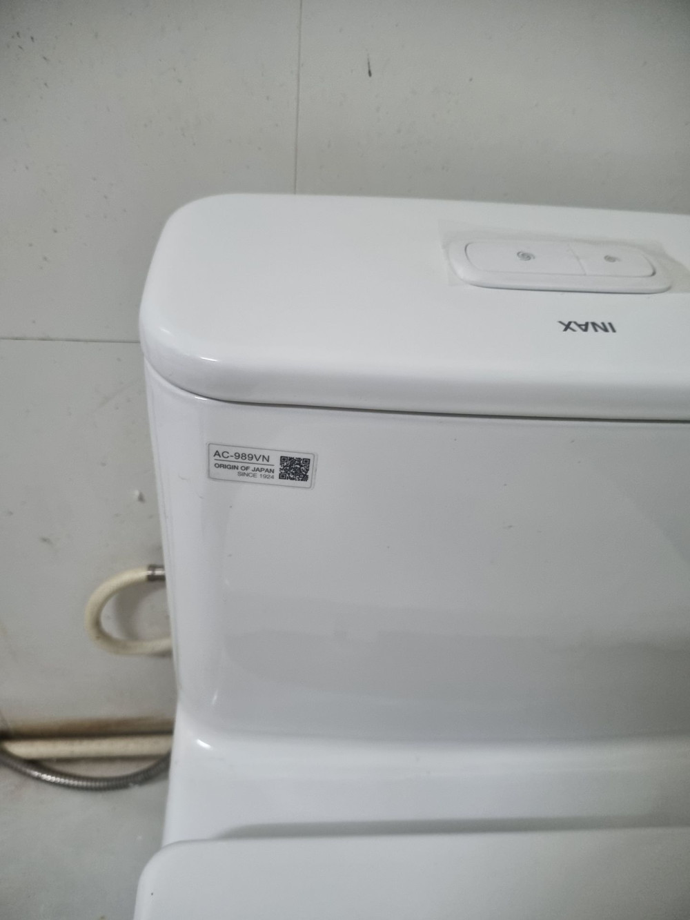 Bồn cầu 1 khối INAX AC-989VN/BW1 mẫu mới, khuyến mãi giá tốt