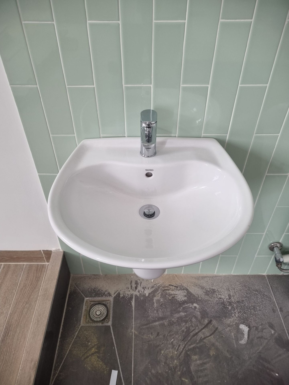 Chậu lavabo treo tường TOTO LHT300CR chân lửng