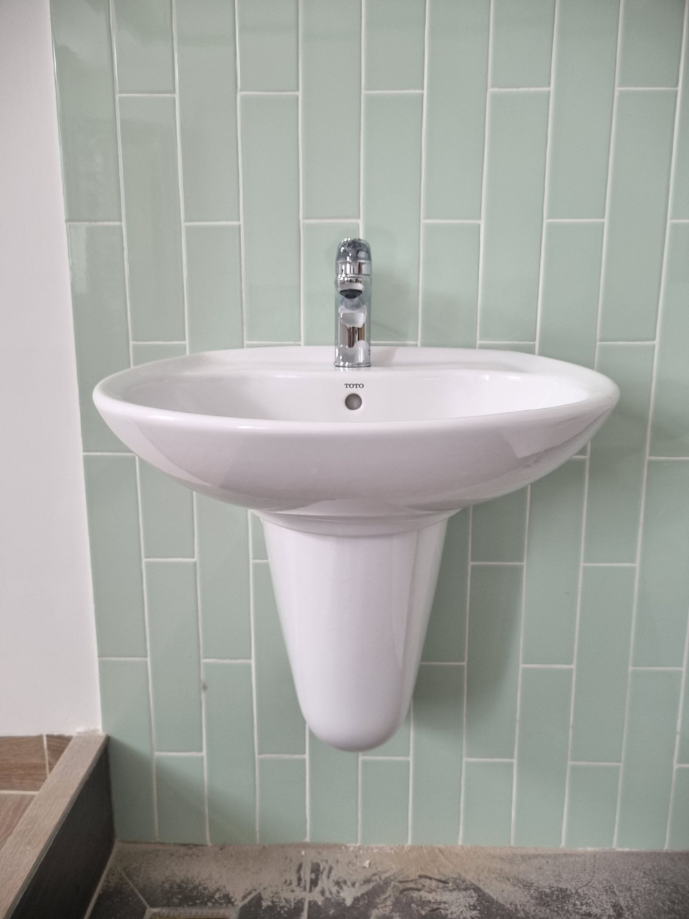Chậu lavabo treo tường TOTO LHT300CR chân lửng