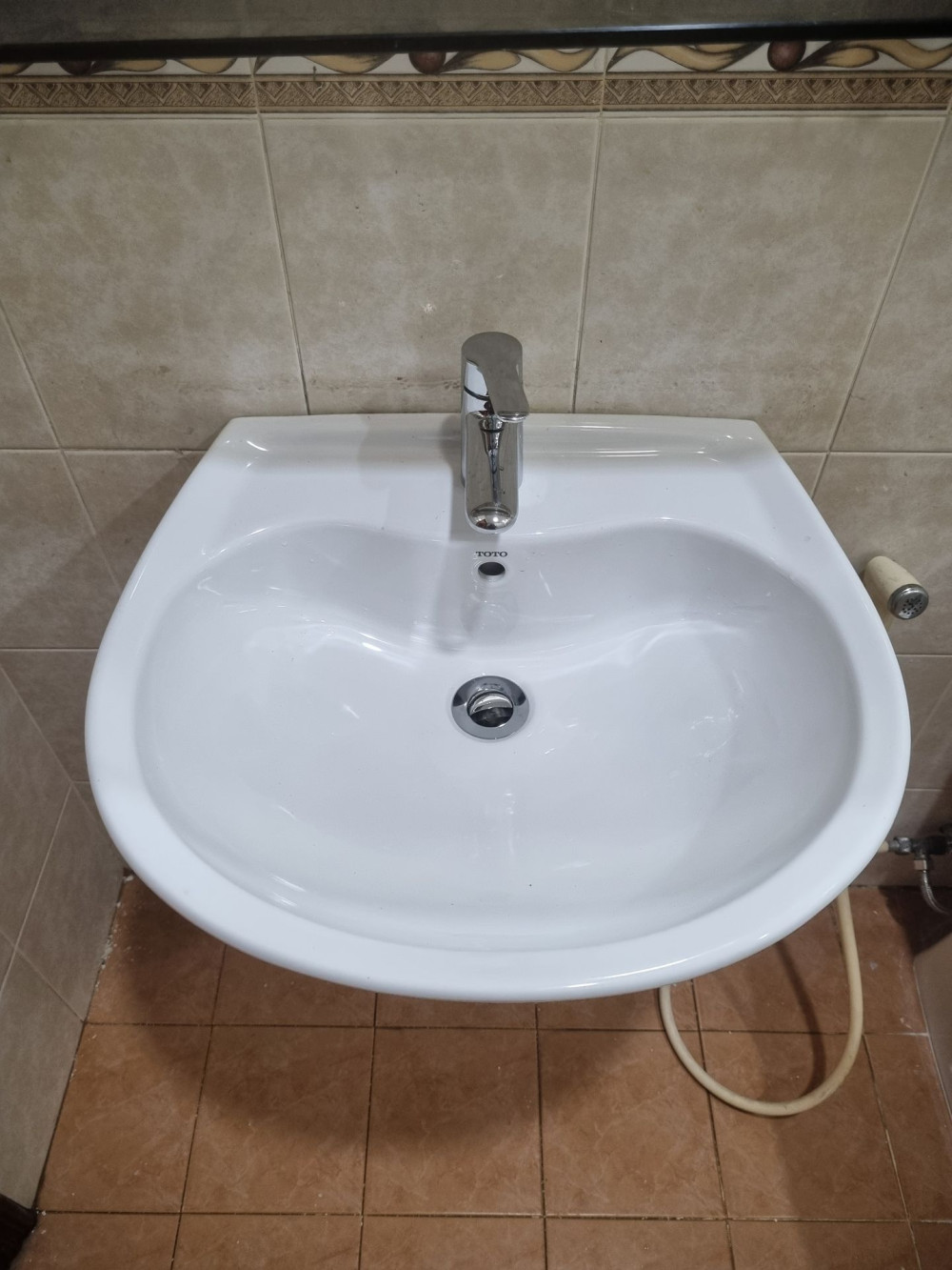Chậu lavabo treo tường TOTO LHT300CR chân lửng